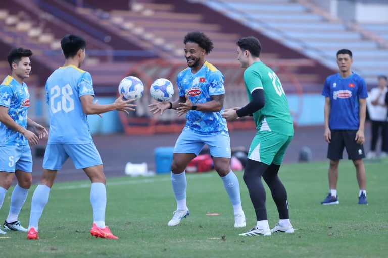 VFF - Vietnam national team hold first training session in Viet Tri ...